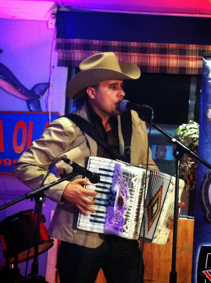 Foto de EL TRES - Fotos en LaMesera.com - Sirviendo Corridos y Canciones